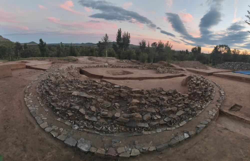 考古人员进一步确认元宝山积石冢南部遗迹整体布局- 新华网内蒙古频道